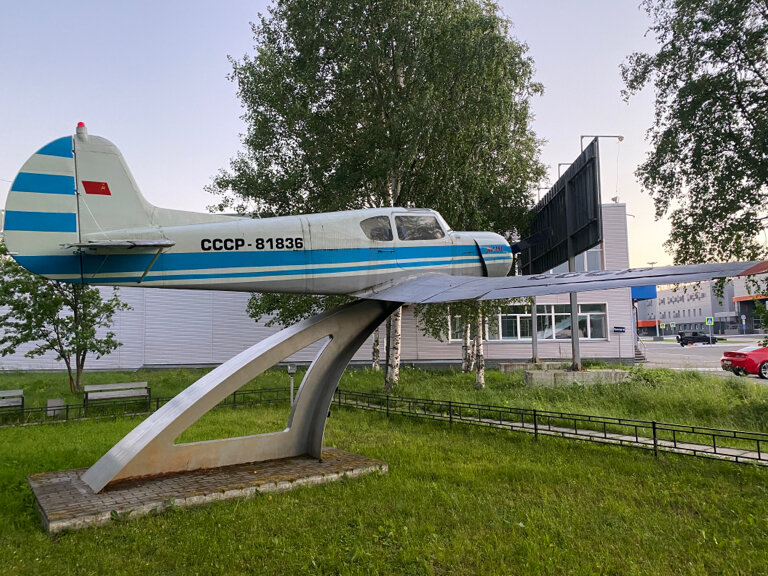 Teknoloji anıtı Самолëт Як-18Т, Arhangelsk, foto