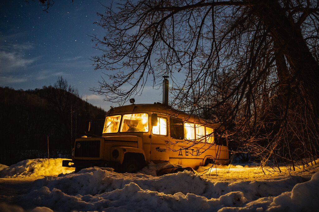 Tatil köyleri Автобус в лесу, Başkurdistan, foto