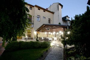 Hotel Golden Eagle (Nitriansky kraj, Levice, Namestie Hrdov, 12), otel  Levice'den