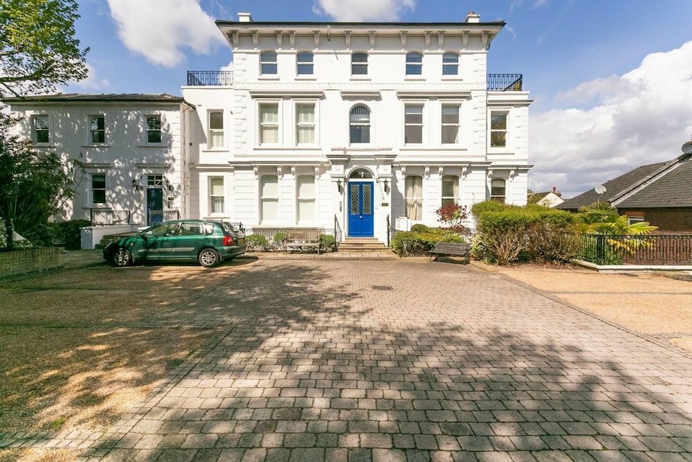 Otel Beautiful 2br Home in Wimbledon Village W/parking, Londra, foto