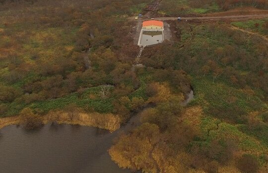 Balık çiftçiliği ve toptancıları Лососёвый рыбоводный завод На озере Лебедином, Sahalin Bölgesi, foto