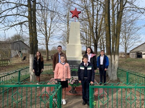 Anıt, heykel Братская могила, Grodnenskaya oblastı, foto