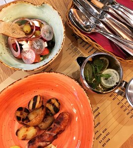 Grill House (Primorskiy Boulevard No:32/1), restoran  Çaykovski'den