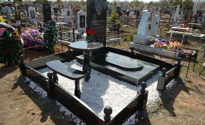 Heykel ve mezarlık taşı üreticileri Pamyatniki, Orenburg, foto