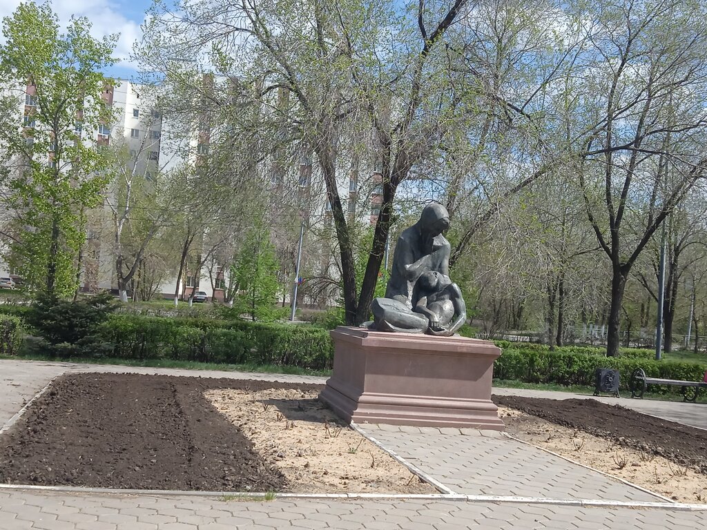 Anıt, heykel Скорбящая мать, Orenburg, foto