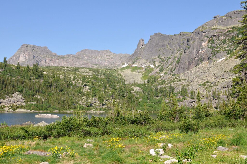Dağ zirvesi Гора Волосы спящего Саяна, Krasnoyarski krayı, foto