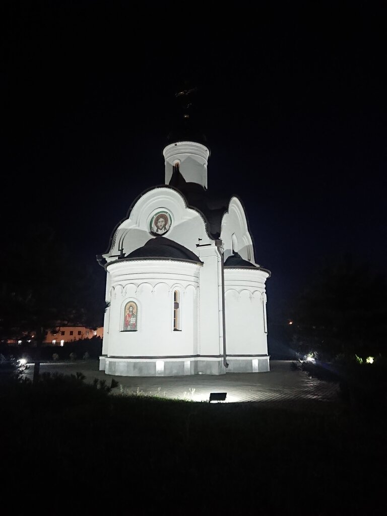 Şapel, haç anıtı Chasovnya Voskreseniya Khristova na Voskresenskom, Krasnodarski krayı, foto