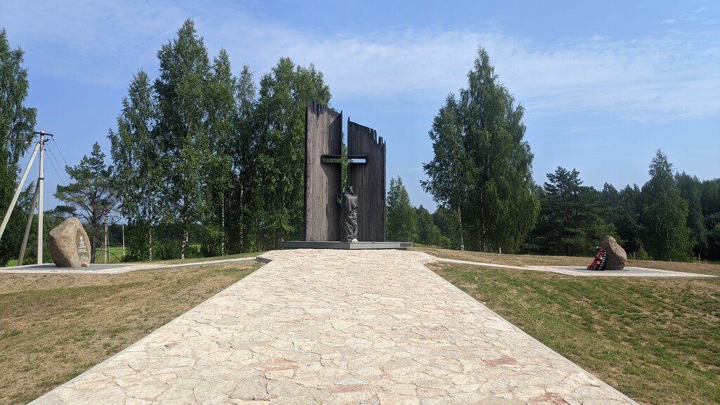Anıt, heykel Скорбящая мать, Novgorodskaya oblastı, foto