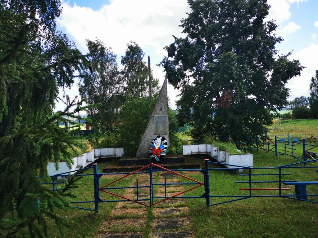 Anıt, heykel Братская могила, Kalujskaya oblastı, foto