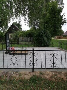 Братская могила № 098 (Kaluga Region, Duminichskiy rayon, selskoye poseleniye Bryn, derevnya Plotskoye), anıt, heykel  Kalujskaya oblastından