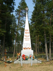 Воинам-землякам, погибшим в годы Великой Отечественной войны (Republic of Sakha (Yakutia), Lenskiy rayon, Village Of Nyuya, Oktyabrskaya ulitsa), anıt, heykel  Saha Cumhuriyeti'nden (Yakutistan'dan)