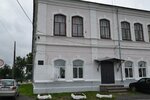 Здание школы, в котором учился Герой Советского Союза В.В. Гомзин (Sovetskaya ulitsa No:28), anıt levhası, anıt taş  Nevyansk'tan