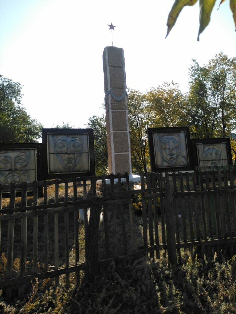 Anıt, heykel Обелиск воинам-односельчанам, павшим в Великой Отечественной войне, Orenburgskaya oblastı, foto