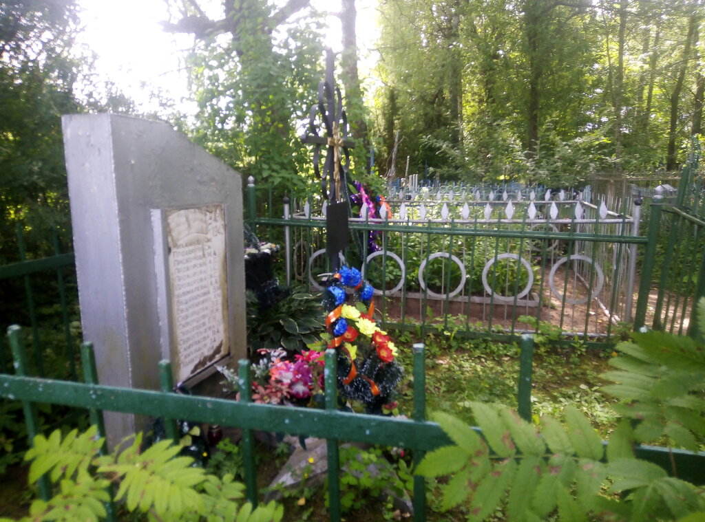 Anıt, heykel Братская могила 16 мирных граждан, Smolenskaya oblastı, foto