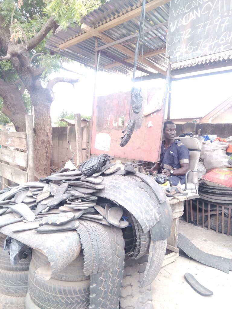 Ayakkabı tamiri Okyemam recycling of old tyre & Cobblers shop, Dünya, foto