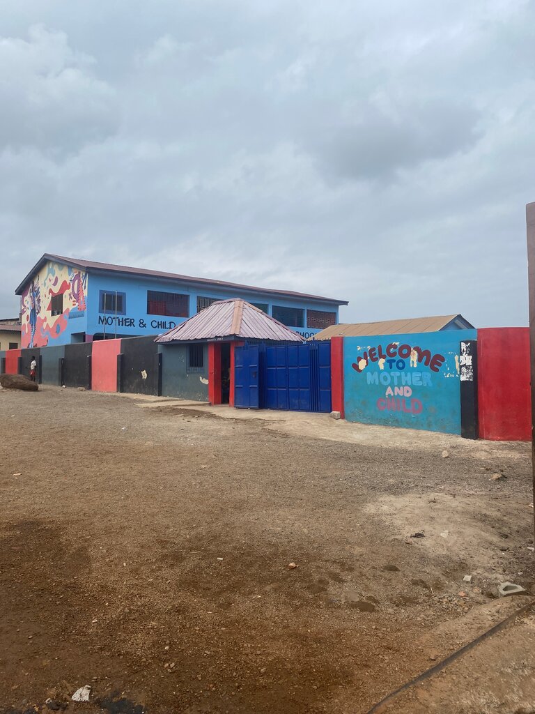 Ortaokul Mother and child community development school, Akra, foto