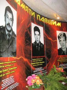 Доска памяти погибшим сотрудникам при исполнении служебных обязанностей (ulitsa Agadullina No:14), anıt levhası, anıt taş  Leninogorsk'tan