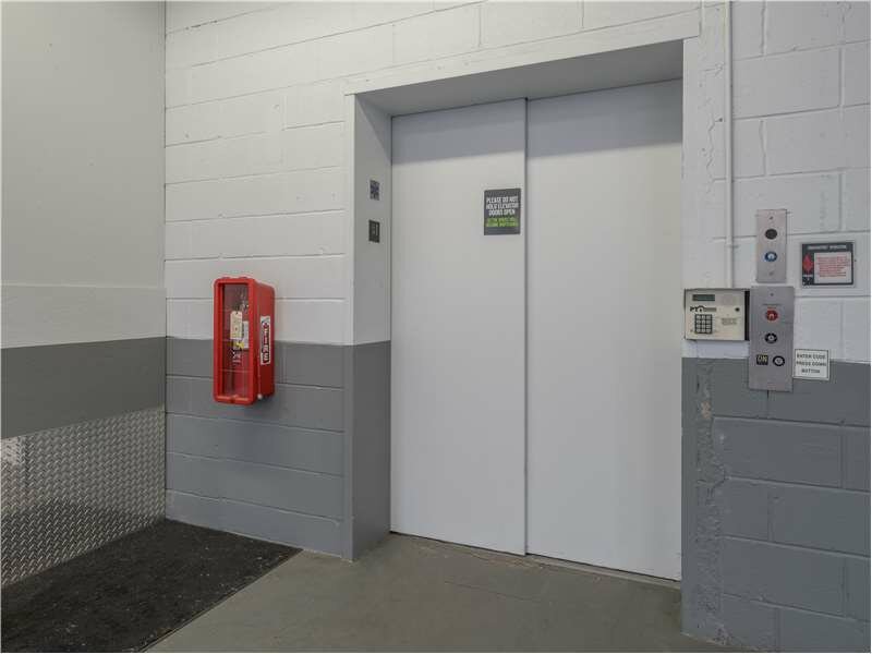 Karavan Extra Space Storage, Newton, foto