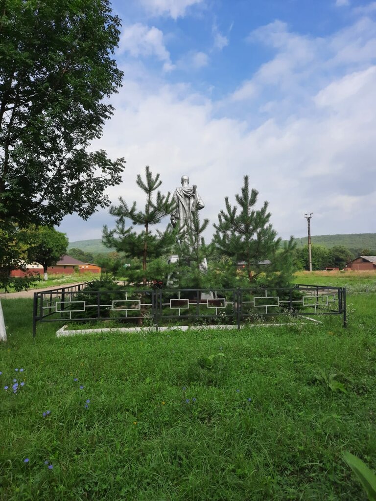 Anıt, heykel Братская могила, Krasnodarski krayı, foto