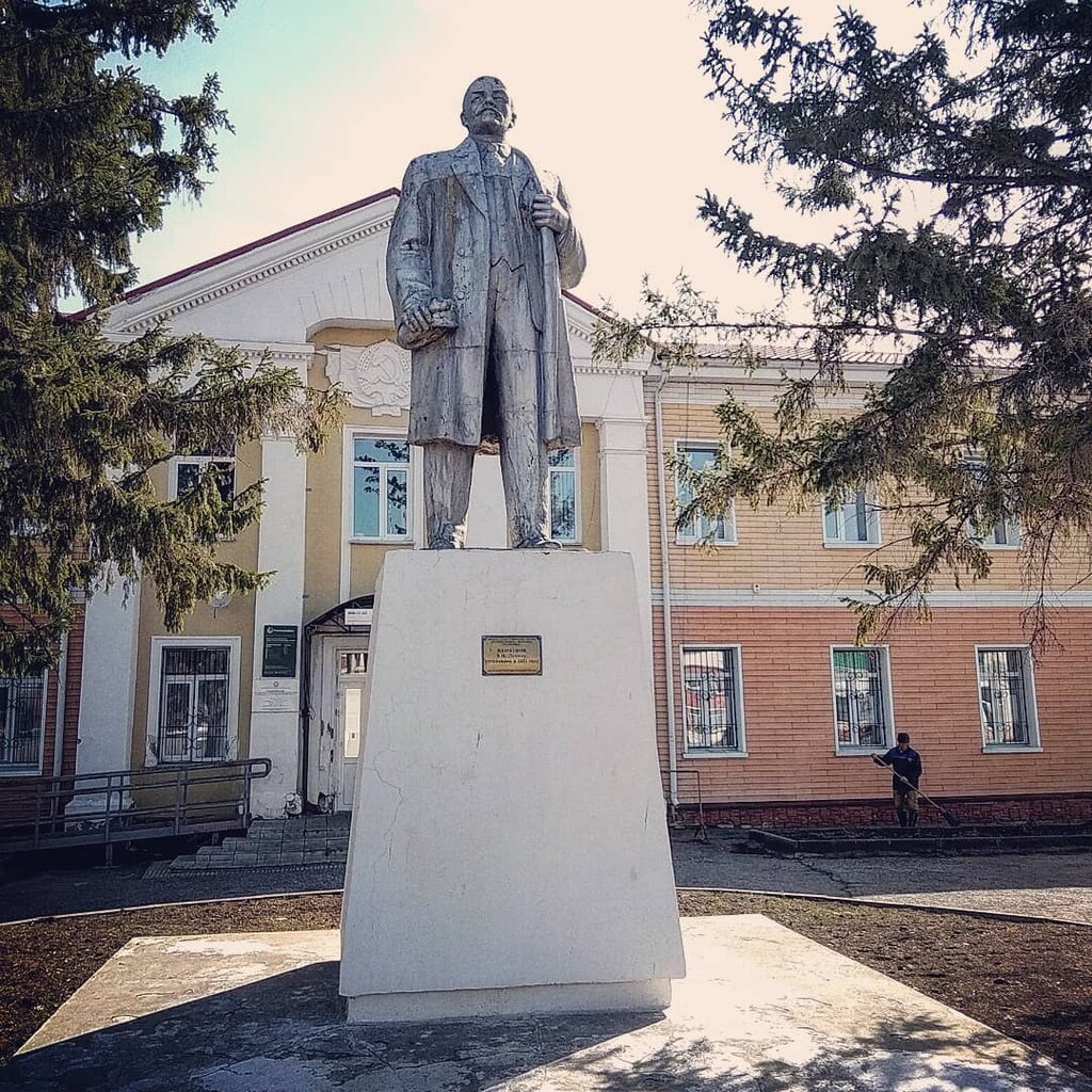 Anıt, heykel В.И. Ленин, Tiukalinsk, foto