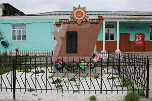 Землякам, павшим в годы Великой Отечественной войны (Republic of Buryatia, Tarbagatayskiy rayon, munitsipalnoye obrazovaniye Barykinskoye, selo Barykino), anıt, heykel  Buriatya'dan