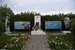 Землякам павших в боях за Родину 1941-1945 (Perm Territory, Beryozovskiy munitsipalny okrug, derevnya Klyapovo, ulitsa Michurina), anıt, heykel  Permski krayından