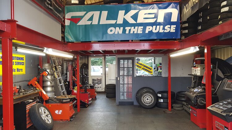 Otomobil ekspertizi Essex Tyre Company, İngiltere, foto
