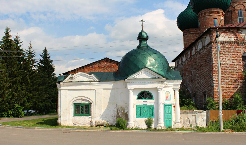 Şapel, haç anıtı Chasovnya pri tserkvi Rozhdestva Presvyatoy Bogoroditsy V Velikom, Yaroslavskaya oblastı, foto