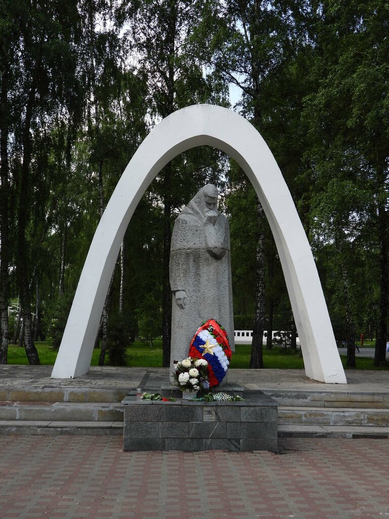 Anıt, heykel Скорбящая мать, Novomoskovsk, foto