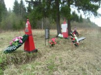 Anıt, heykel Братская могила советских воинов, умерших в госпиталях, Novgorodskaya oblastı, foto