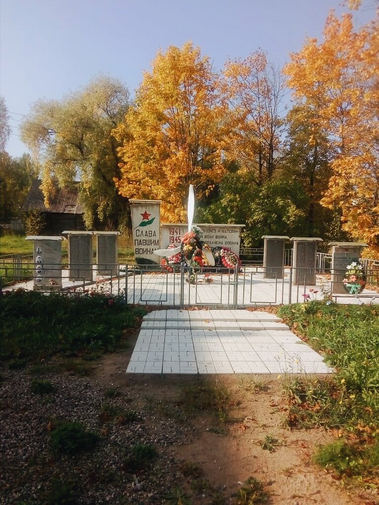 Anıt, heykel Братская могила 215 воинов Советской армии и партизан, Pskovskaya oblastı, foto