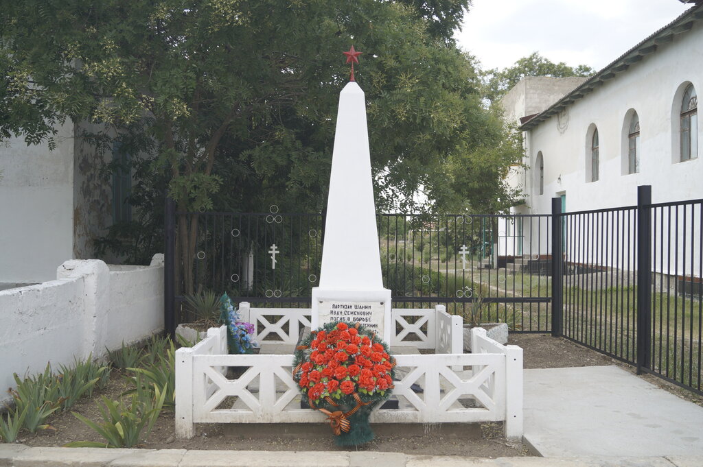 Ünlü kişilerin mezarları Партизан Иван Семенович Шакин, Kırım Cumhuriyeti, foto