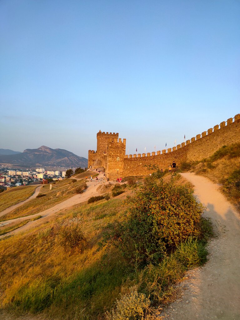 Müzeler ve sanat galerileri Церковь с аркадой, Sudak, foto