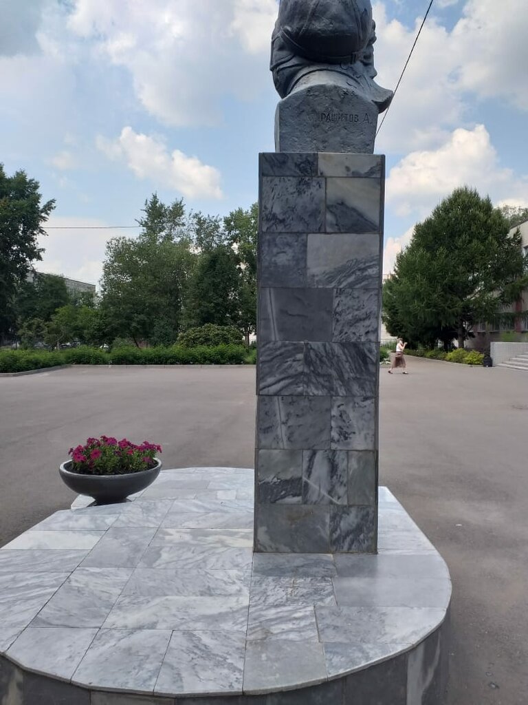 Anıt, heykel Герой Советского Союза Магуба Хусаиновна Сыртланова, Kazan, foto