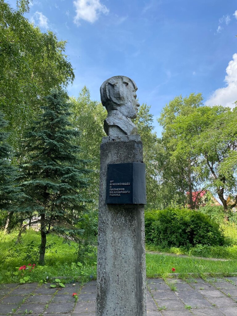 Anıt, heykel И.П. Малоземов, Belozersk, foto