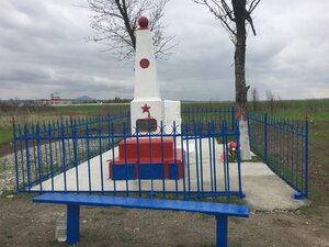 Братская могила 11000 мирных советских граждан, расстрелянных в 1942 г. (Stavropol Territory, Mineralnye Vody), anıt, heykel  Mineralniye Vodi'den