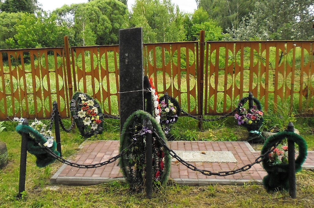 Anıt, heykel Погибшим воинам-односельчанам, Brianskaya oblastı, foto