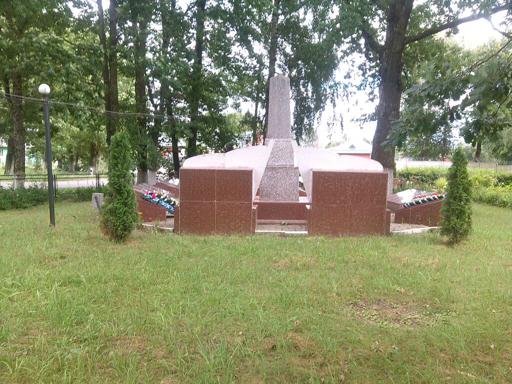 Anıt, heykel Братская могила советских воинов, погибших в январе 1945 года, Kaliningradskaya oblastı, foto