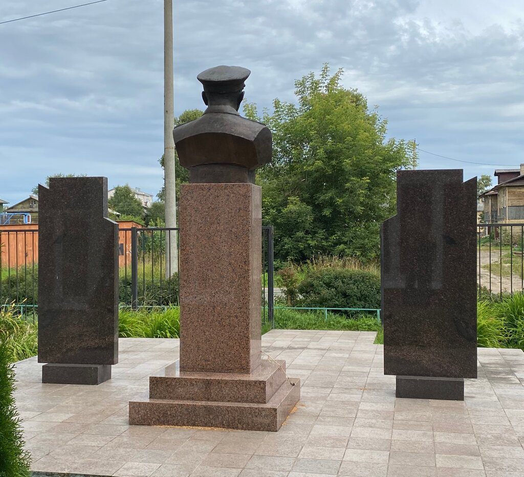 Anıt, heykel Стелы в честь фронтовиков-выпускников и работников ремесленного училища № 3, Kotlas, foto
