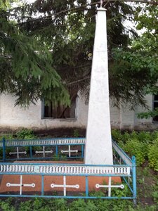 Павшим воинам Великой Отечественной войны 1941-1945 гг. (Kursk Region, Gorshechenskiy rayon, Novomelovskiy selsovet, posyolok Melavskiy, Zavodskaya ulitsa), anıt, heykel  Kurskaya oblastından