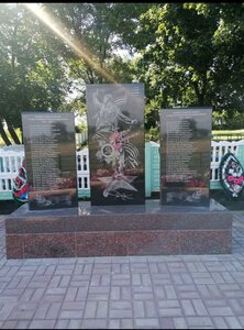 Памятный знак землякам-участникам Великой Отечественной войны (Proletarskaya ulitsa No:1, selo Kulikovy Lipyagi), anıt, heykel  Belgorodskaya oblastından