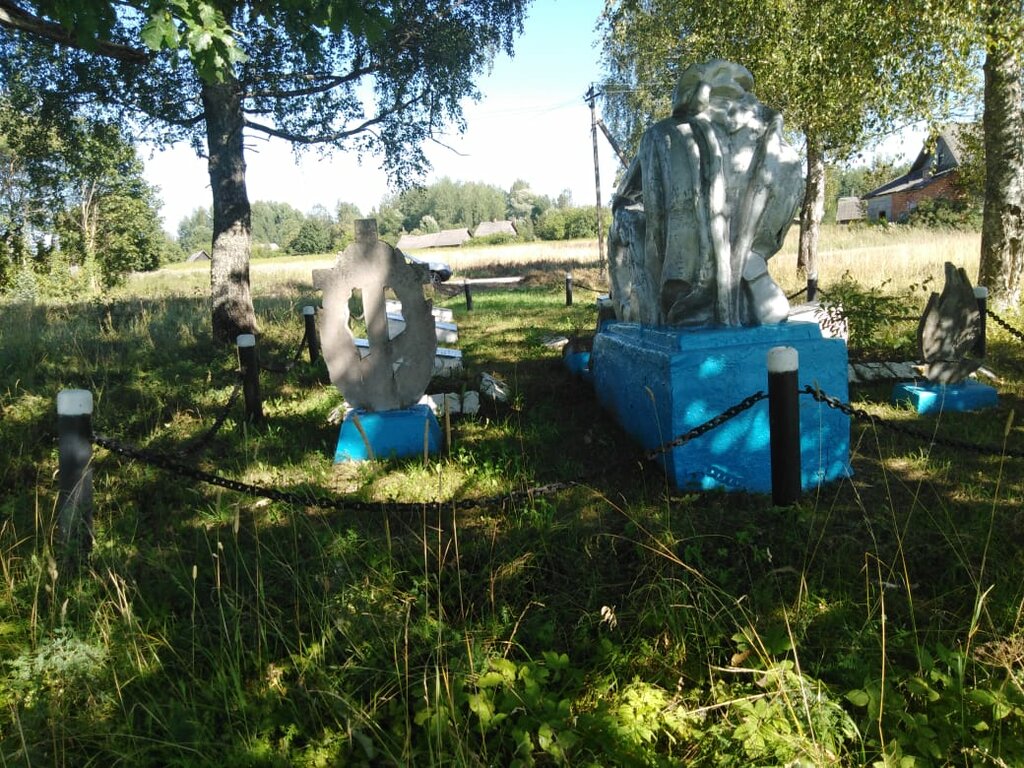 Anıt, heykel Братская могила, Pskovskaya oblastı, foto