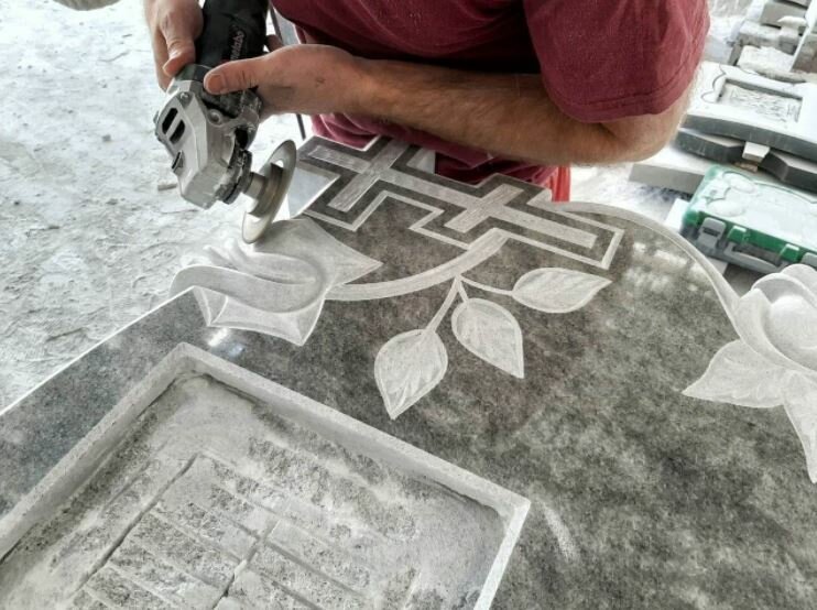 Heykel ve mezarlık taşı üreticileri Monumento, Beloreçensk, foto