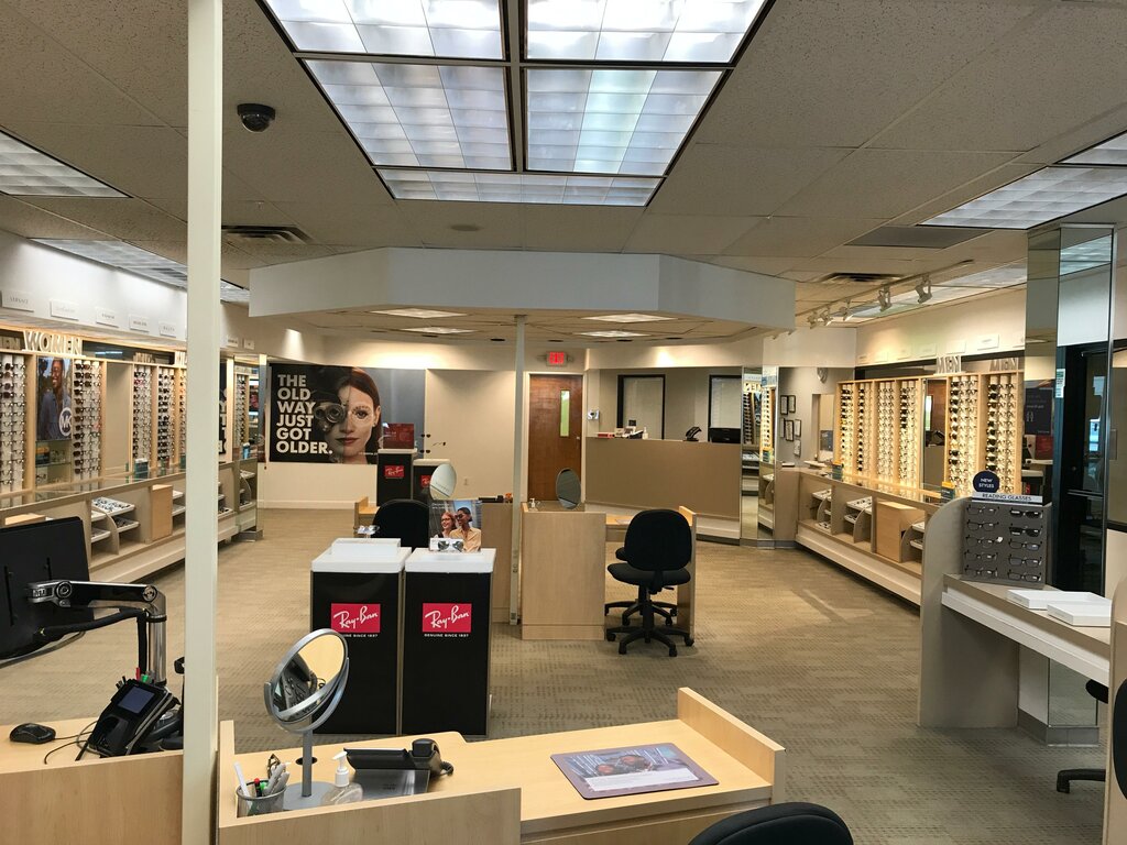 Giyim mağazası LensCrafters, Dedham, foto