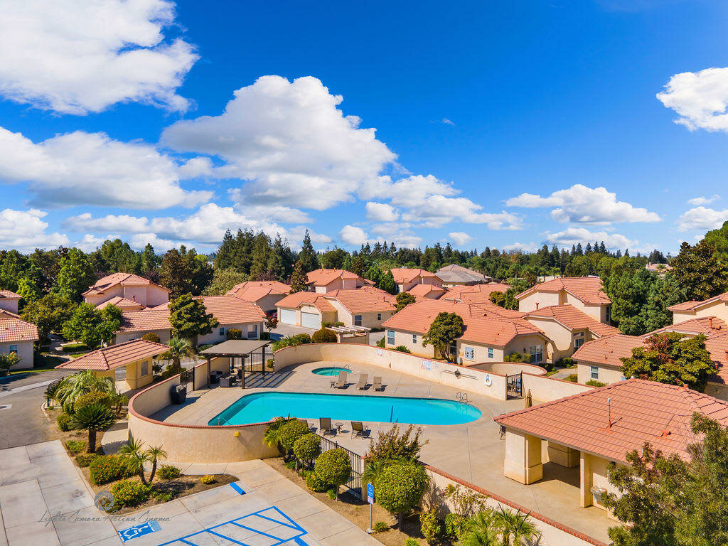 Emlak ofisi Lotus Villas, Bakersfield, foto