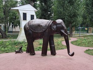 Слон и Моська (Moscow, Krylovskiy Public Garden), park, sokak heykeli  Moskova'dan