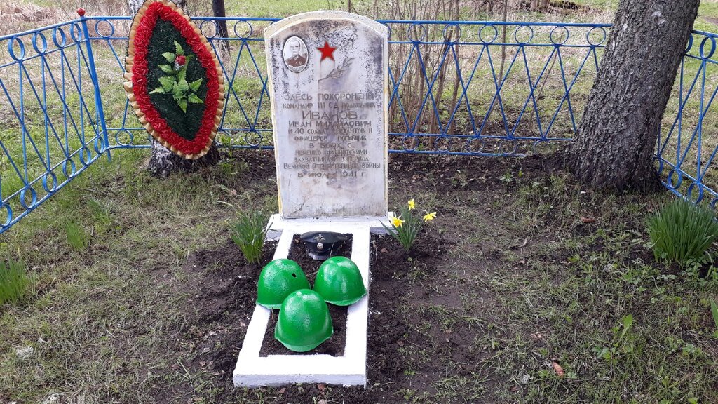 Anıt, heykel Братское захоронение, Pskovskaya oblastı, foto