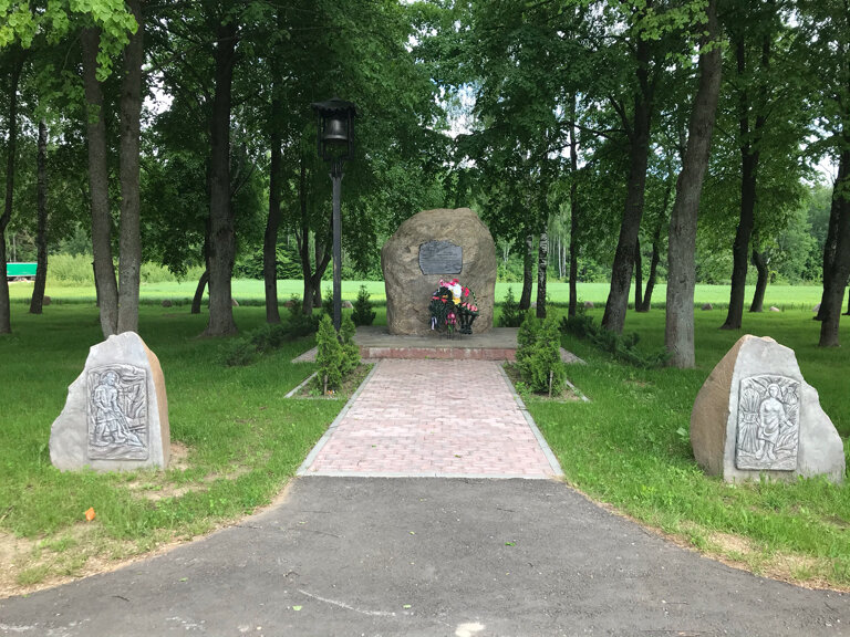 Anıt, heykel Сожженная деревня Старина, Minskaya oblastı, foto