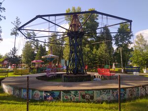Городской парк имени А.В. Суворова (Kemerovo — Kuzbass Region, Mariinsk, Gorodskoy park kultury i otdykha), kültür ve eğlence parkları  Mariinsk'ten