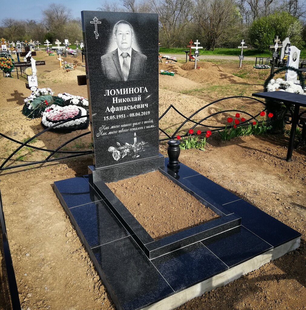 Heykel ve mezarlık taşı üreticileri Graalpamiatniki, Salsk, foto